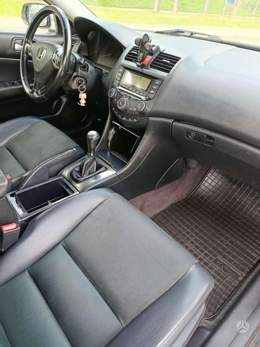 Grey Honda Accord 2004 in Vilnius, with an engine capacity of 2.20 L and mileage of 302 thousand km for 1350 €, photo 8 on AUTOMOTO.COM.LV