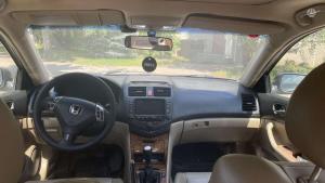 Pelēks Honda Accord 2004 Viļņa, ar dzinēja tilpumu 2.20 L un nobraukumu 284 tūkst. km par 600 €, foto 6 vietnē AUTOMOTO.COM.LV