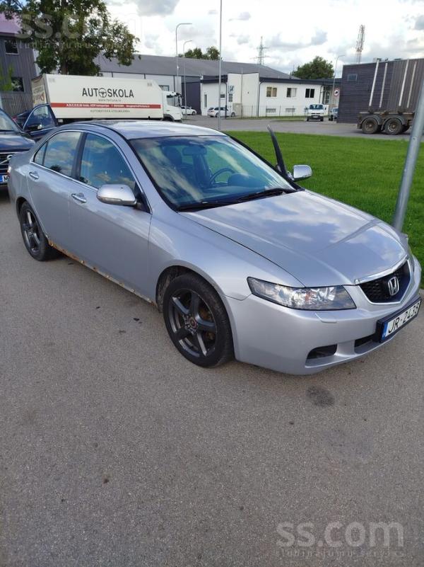 Grey Honda Accord 2004 in Jelgava, with an engine capacity of 2.20 L and mileage of 0 thousand km for 1000 €, photo 4 on AUTOMOTO.COM.LV