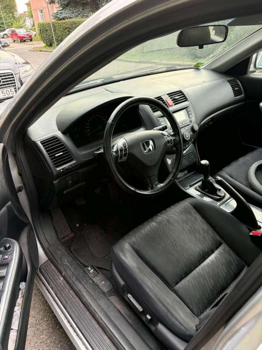 Grey Honda Accord 2004 in Klaipeda, with an engine capacity of 2.20 L and mileage of 246 thousand km for 850 €, photo 5 on AUTOMOTO.COM.LV