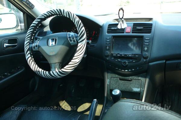 Grey Honda Accord 2005 in Johvi, with an engine capacity of 2.20 L and mileage of 256 thousand km for 990 €, photo 3 on AUTOMOTO.COM.LV