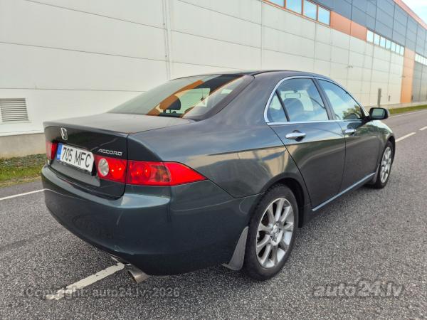 Grey Honda Accord 2005 in Tallinn, with an engine capacity of 2.00 L and mileage of 220 thousand km for 1499 €, photo 4 on AUTOMOTO.COM.LV