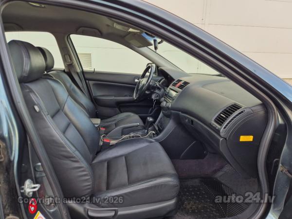 Grey Honda Accord 2005 in Tallinn, with an engine capacity of 2.00 L and mileage of 220 thousand km for 1499 €, photo 8 on AUTOMOTO.COM.LV