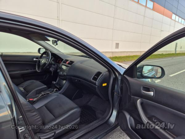 Grey Honda Accord 2005 in Tallinn, with an engine capacity of 2.00 L and mileage of 220 thousand km for 1499 €, photo 9 on AUTOMOTO.COM.LV