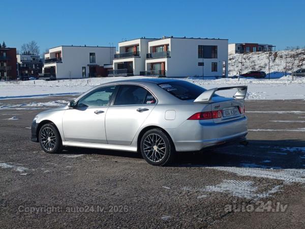 Grey Honda Accord 2006 in Tartu, with an engine capacity of 2.20 L and mileage of 366 thousand km for 3500 €, photo 4 on AUTOMOTO.COM.LV