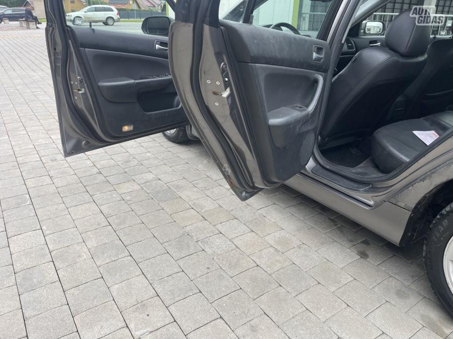 Grey Honda Accord 2007 in Vilnius, with an engine capacity of 2.00 L and mileage of 180 thousand km for 1900 €, photo 19 on AUTOMOTO.COM.LV