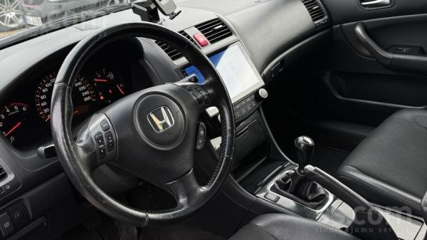 Grey Honda Accord 2007 in Riga, with an engine capacity of 2.20 L and mileage of 297 thousand km for 1450 €, photo 6 on AUTOMOTO.COM.LV