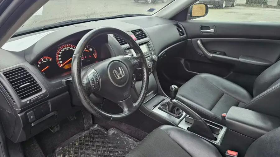 Grey Honda Accord 2008 in Riga, with an engine capacity of 2.20 L and mileage of 214 thousand km for 2950 €, photo 12 on AUTOMOTO.COM.LV