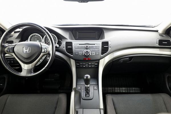 Grey Honda Accord 2008 in Tallinn, with an engine capacity of 2.00 L and mileage of 169 thousand km for 3499 €, photo 5 on AUTOMOTO.COM.LV