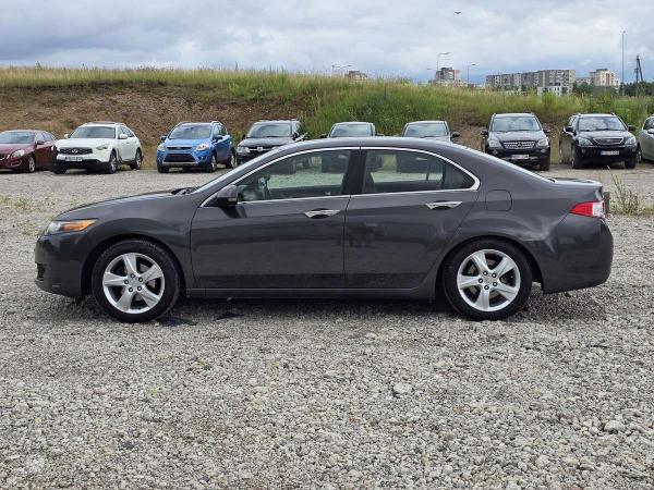 Grey Honda Accord 2009 in Vilnius, with an engine capacity of 2.20 L and mileage of 318 thousand km for 3900 €, photo 1 on AUTOMOTO.COM.LV