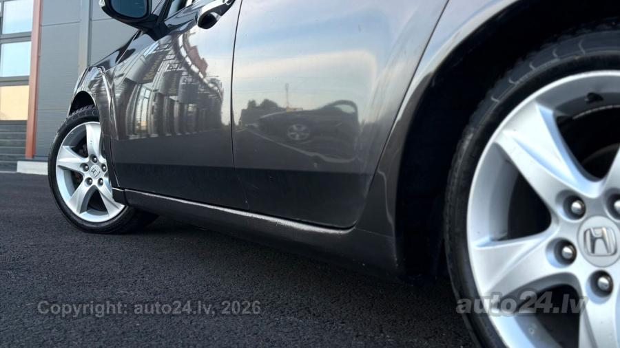Grey Honda Accord 2009 in Tallinn, with an engine capacity of 2.00 L and mileage of 203 thousand km for 5999 €, photo 14 on AUTOMOTO.COM.LV