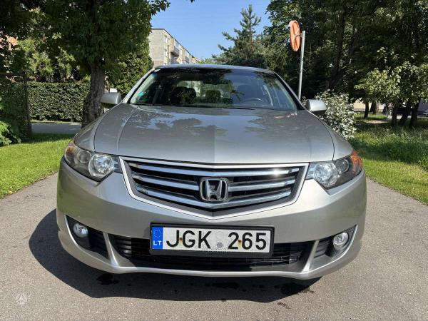 Grey Honda Accord 2009 in Kaunas, with an engine capacity of 2.20 L and mileage of 300 thousand km for 2950 €, photo 3 on AUTOMOTO.COM.LV