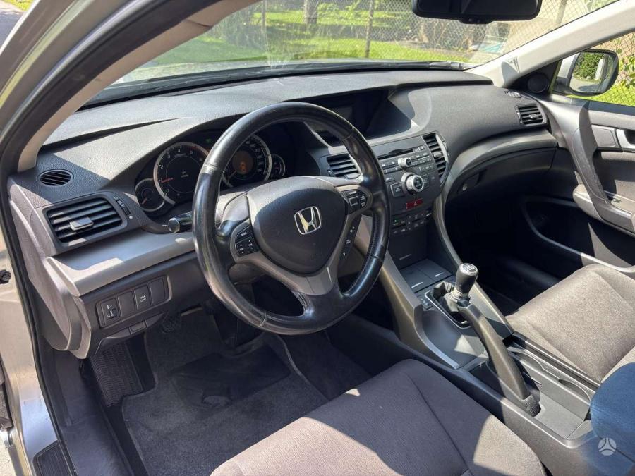 Grey Honda Accord 2009 in Kaunas, with an engine capacity of 2.20 L and mileage of 300 thousand km for 2950 €, photo 12 on AUTOMOTO.COM.LV