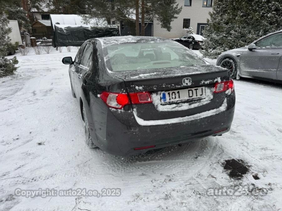 Grey Honda Accord 2010 in Tallinn, with an engine capacity of 2.20 L and mileage of 201 thousand km for 5900 €, photo 4 on AUTOMOTO.COM.LV