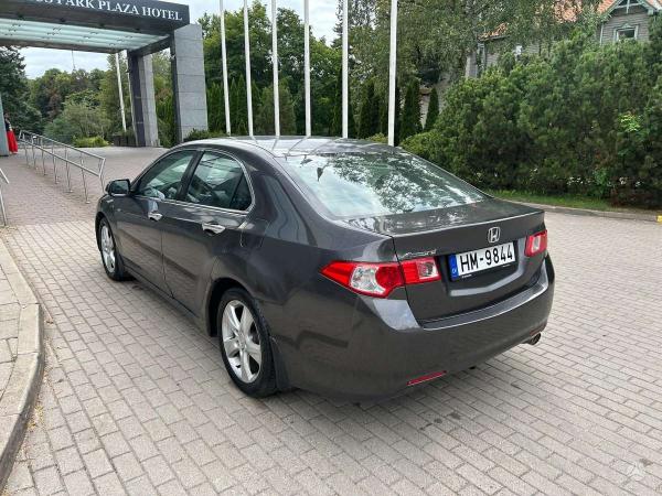 Grey Honda Accord 2010 in Vilnius, with an engine capacity of 2.00 L and mileage of 262 thousand km for 3900 €, photo 7 on AUTOMOTO.COM.LV