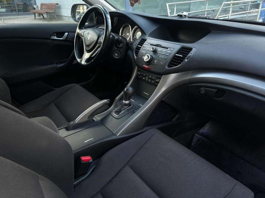 Grey Honda Accord 2010 in Vilnius, with an engine capacity of 2.00 L and mileage of 279 thousand km for 4300 €, photo 10 on AUTOMOTO.COM.LV