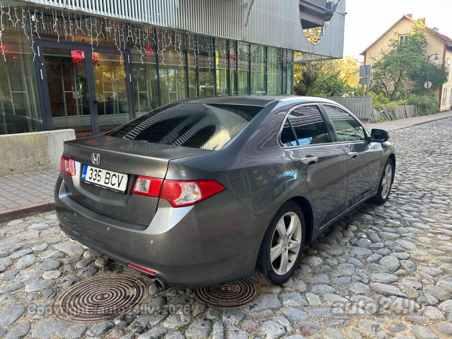 Grey Honda Accord 2010 in Rakvere, with an engine capacity of 2.00 L and mileage of 277 thousand km for 3300 €, photo 4 on AUTOMOTO.COM.LV