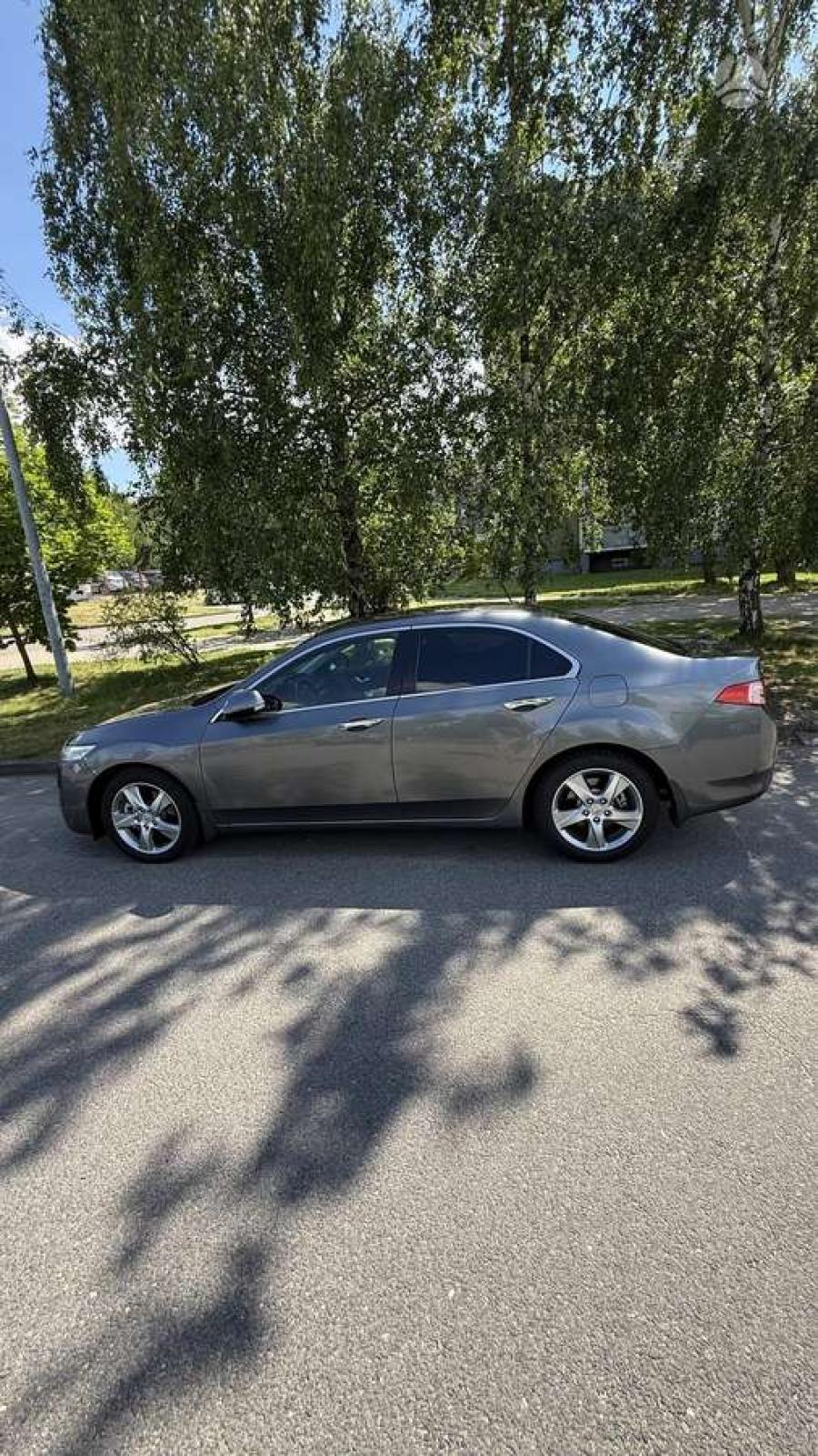 Grey Honda Accord 2011 in Vilnius, with an engine capacity of 2.35 L and mileage of 223 thousand km for 4700 €, photo 5 on AUTOMOTO.COM.LV