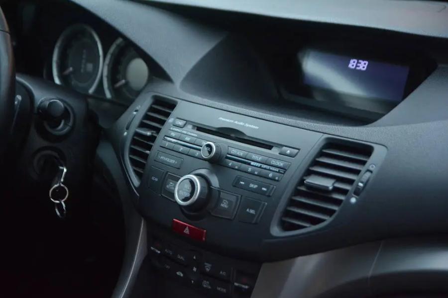 Grey Honda Accord 2011 in Riga, with an engine capacity of 2.40 L and mileage of 237 thousand km for 3500 €, photo 12 on AUTOMOTO.COM.LV