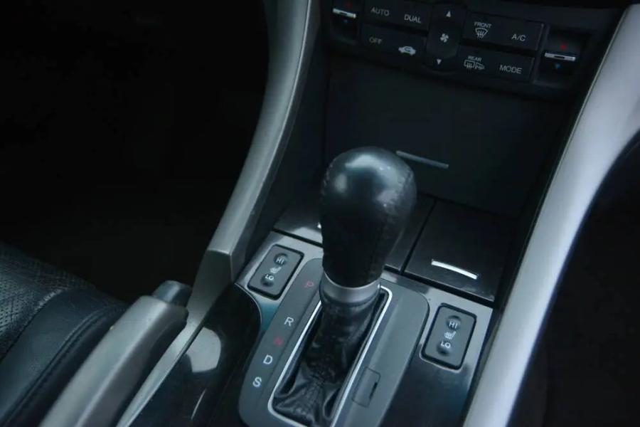 Grey Honda Accord 2011 in Riga, with an engine capacity of 2.40 L and mileage of 237 thousand km for 3500 €, photo 13 on AUTOMOTO.COM.LV