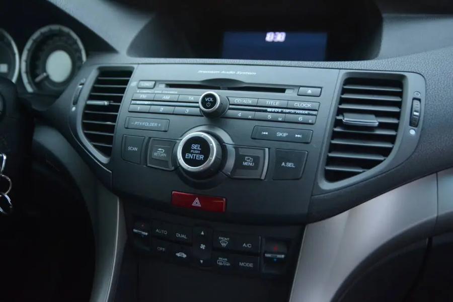 Grey Honda Accord 2011 in Riga, with an engine capacity of 2.40 L and mileage of 237 thousand km for 3500 €, photo 14 on AUTOMOTO.COM.LV