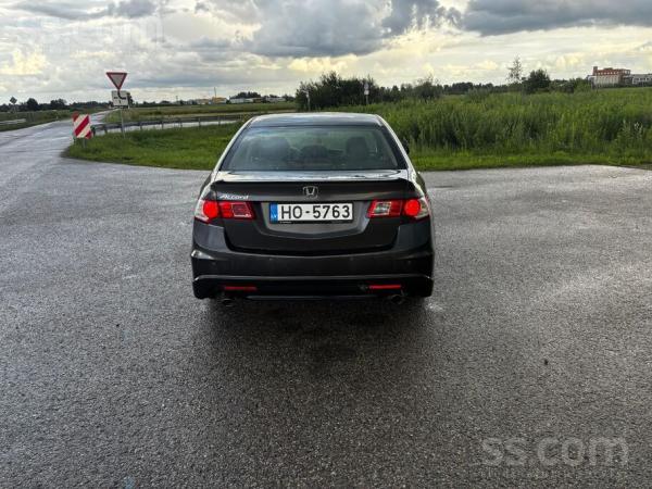 Grey Honda Accord 2011 in Riga, with an engine capacity of 2.40 L and mileage of 294 thousand km for 2800 €, photo 5 on AUTOMOTO.COM.LV