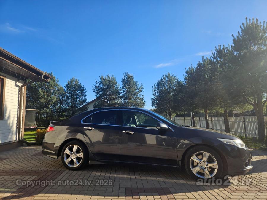 Grey Honda Accord 2011 in Tartu, with an engine capacity of 2.40 L and mileage of 213 thousand km for 7000 €, photo 6 on AUTOMOTO.COM.LV