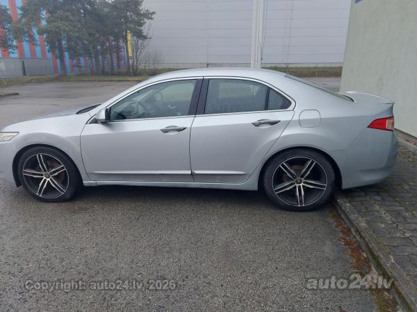 Grey Honda Accord 2012 in Tallinn, with an engine capacity of 2.00 L and mileage of 234 thousand km for 5000 €, photo 4 on AUTOMOTO.COM.LV