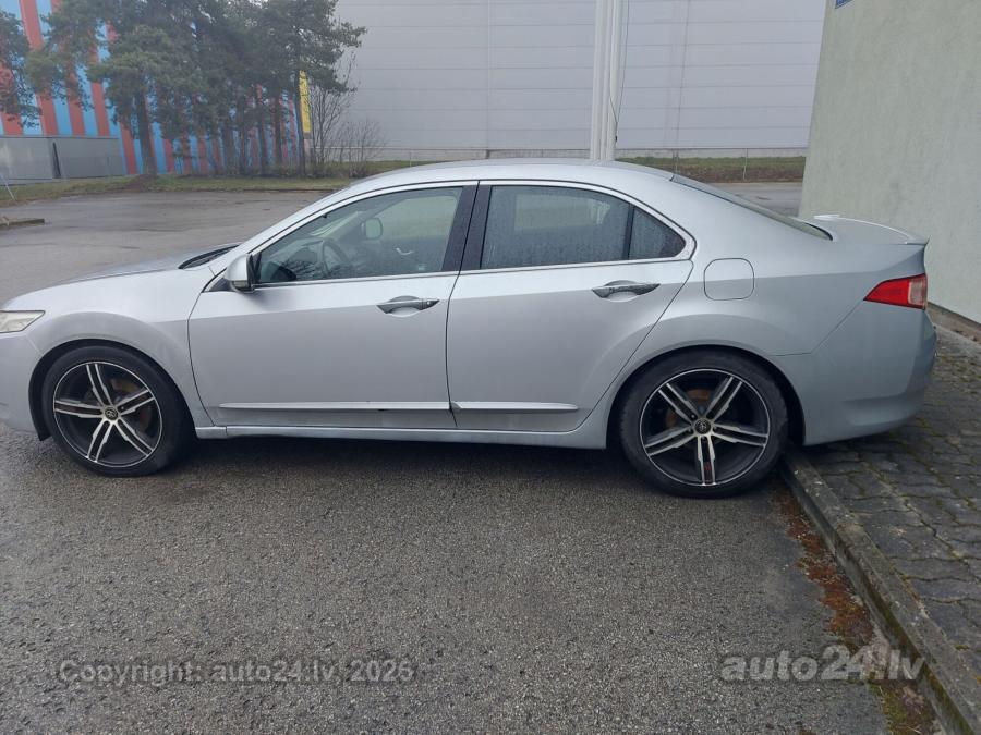 Grey Honda Accord 2012 in Tallinn, with an engine capacity of 2.00 L and mileage of 234 thousand km for 5000 €, photo 5 on AUTOMOTO.COM.LV