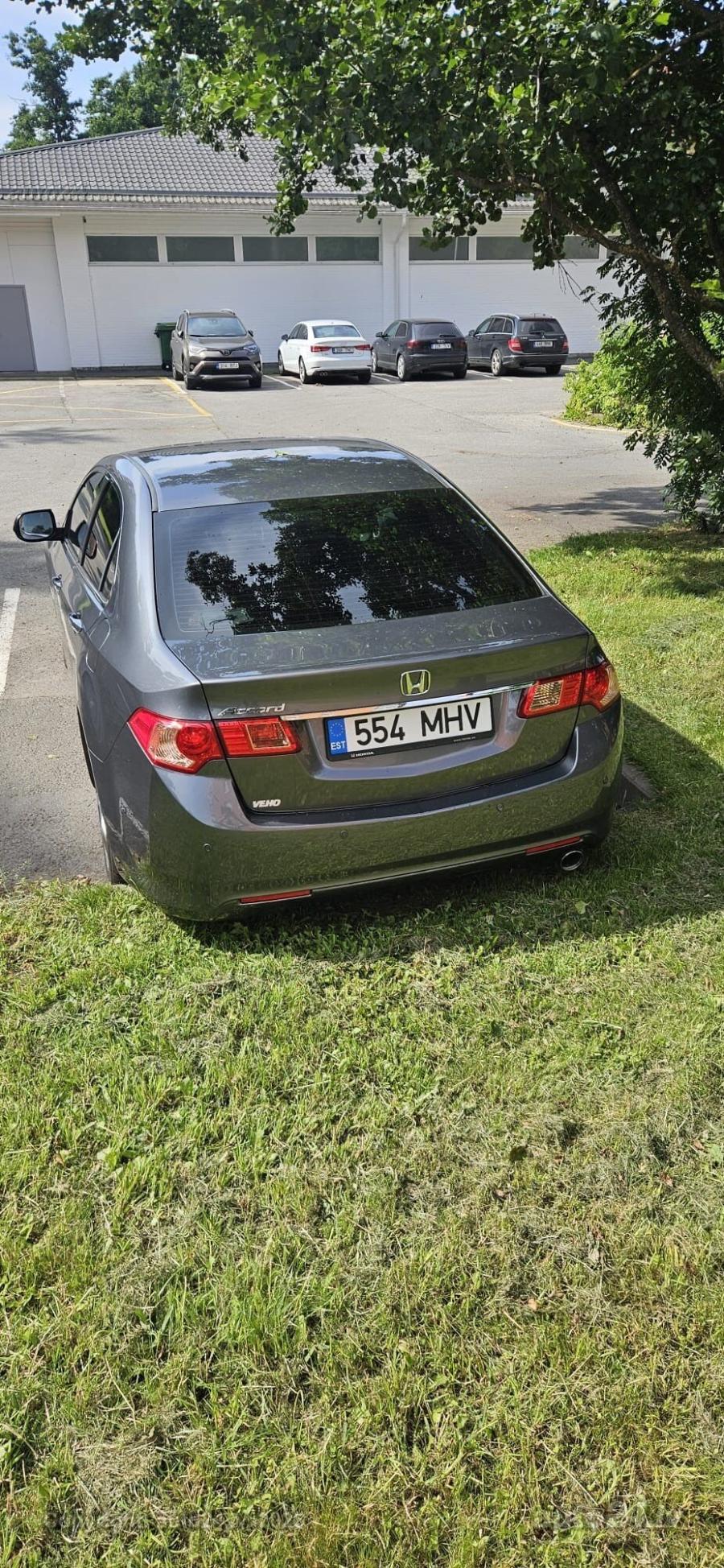 Grey Honda Accord 2013 in Tallinn, with an engine capacity of 2.00 L and mileage of 142 thousand km for 7500 €, photo 4 on AUTOMOTO.COM.LV