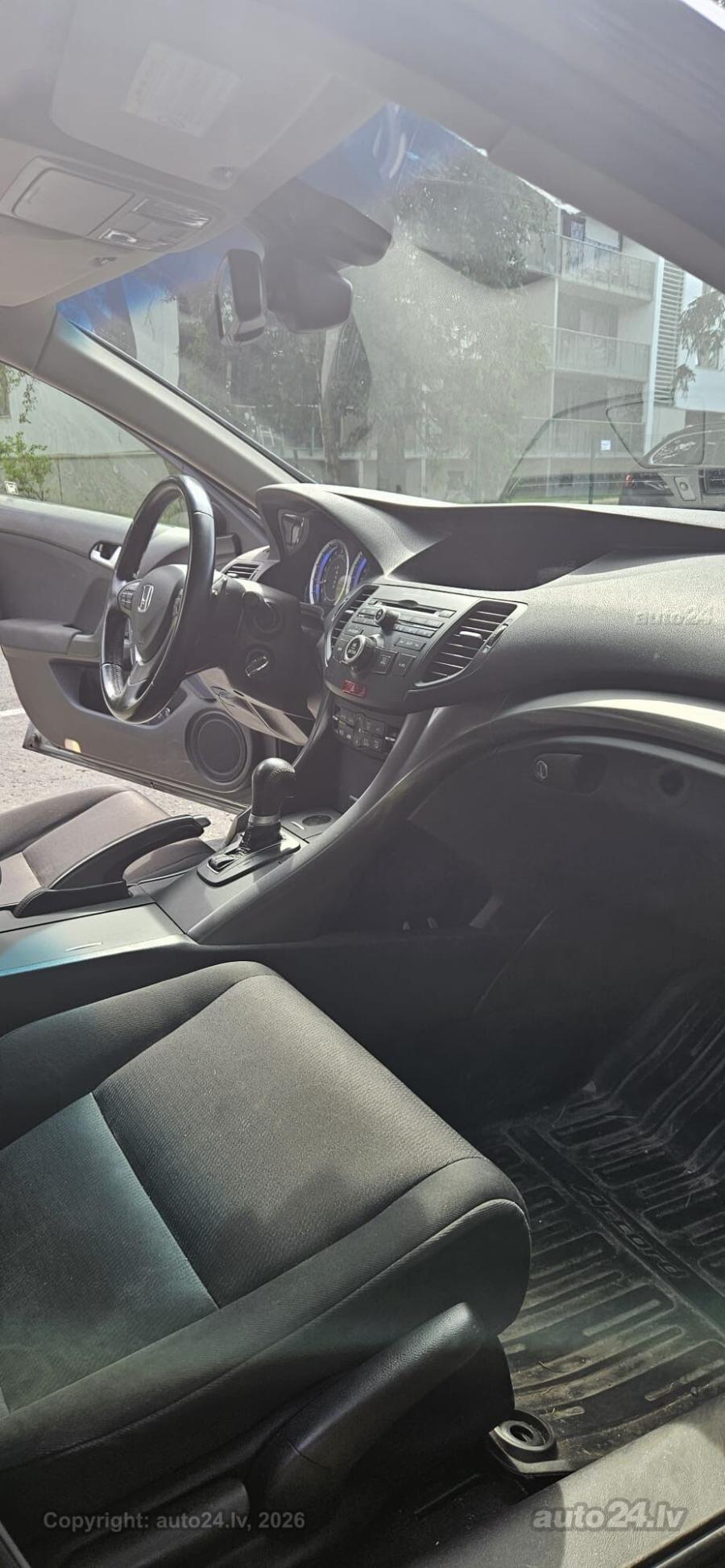 Grey Honda Accord 2013 in Tallinn, with an engine capacity of 2.00 L and mileage of 142 thousand km for 7500 €, photo 8 on AUTOMOTO.COM.LV
