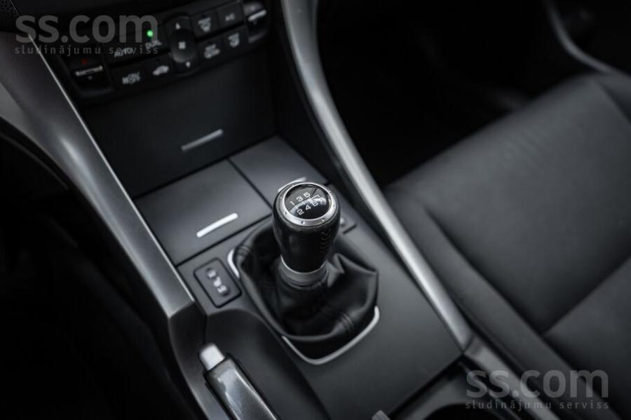 Pelēks Honda Accord 2013 Rīga, ar dzinēja tilpumu 2.20 L un nobraukumu 254 tūkst. km par 4990 €, foto 21 vietnē AUTOMOTO.COM.LV