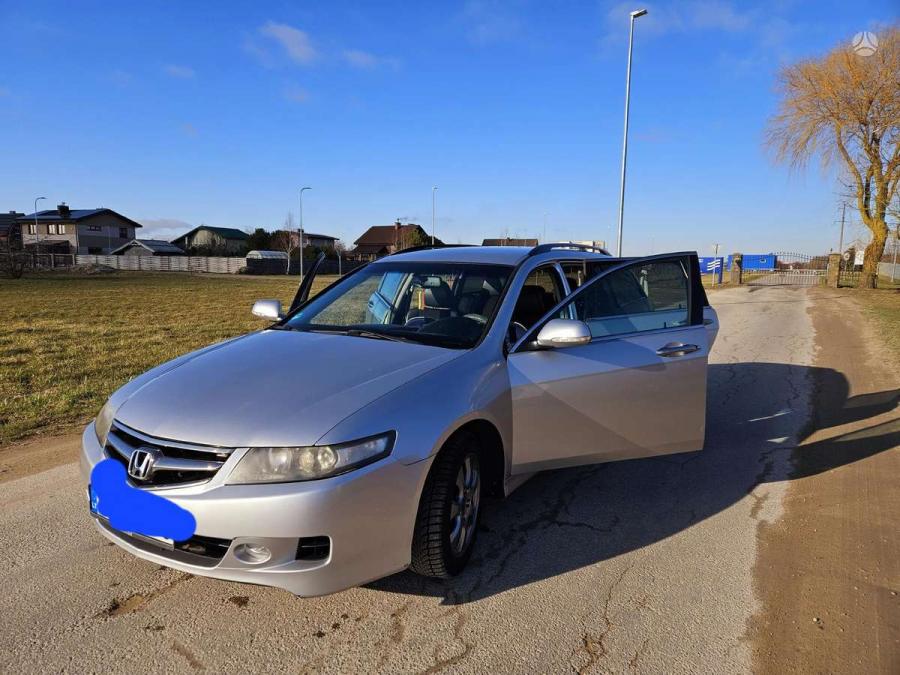 Grey Honda Accord 2008 in Kretinga, with an engine capacity of 2.20 L and mileage of 225 thousand km for 3200 €, photo 5 on AUTOMOTO.COM.LV