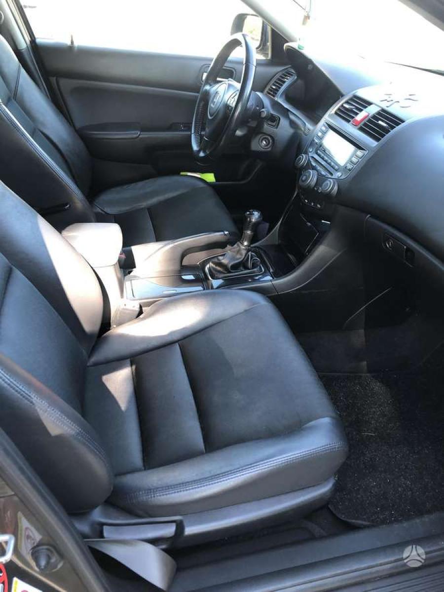 Grey Honda Accord 2008 in Siauliai, with an engine capacity of 2.20 L and mileage of 371 thousand km for 1750 €, photo 25 on AUTOMOTO.COM.LV