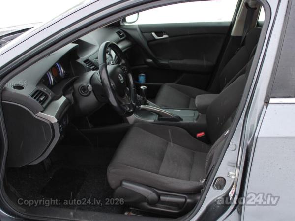 Grey Honda Accord 2009 in Tallinn, with an engine capacity of 2.20 L and mileage of 298 thousand km for 3590 €, photo 8 on AUTOMOTO.COM.LV