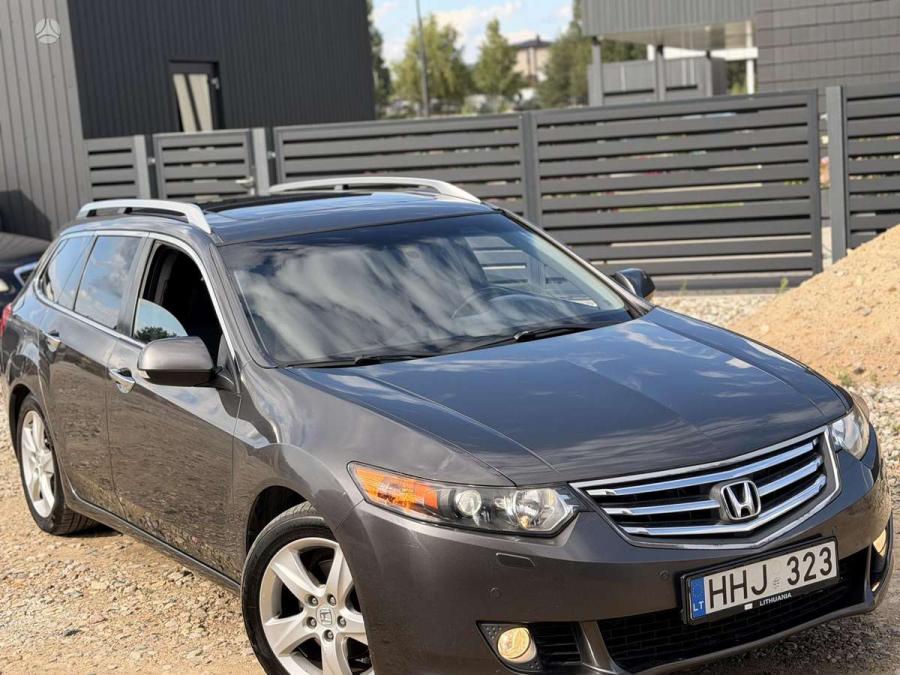 Grey Honda Accord 2010 in Vilnius, with an engine capacity of 2.20 L and mileage of 310 thousand km for 3700 €, photo 3 on AUTOMOTO.COM.LV