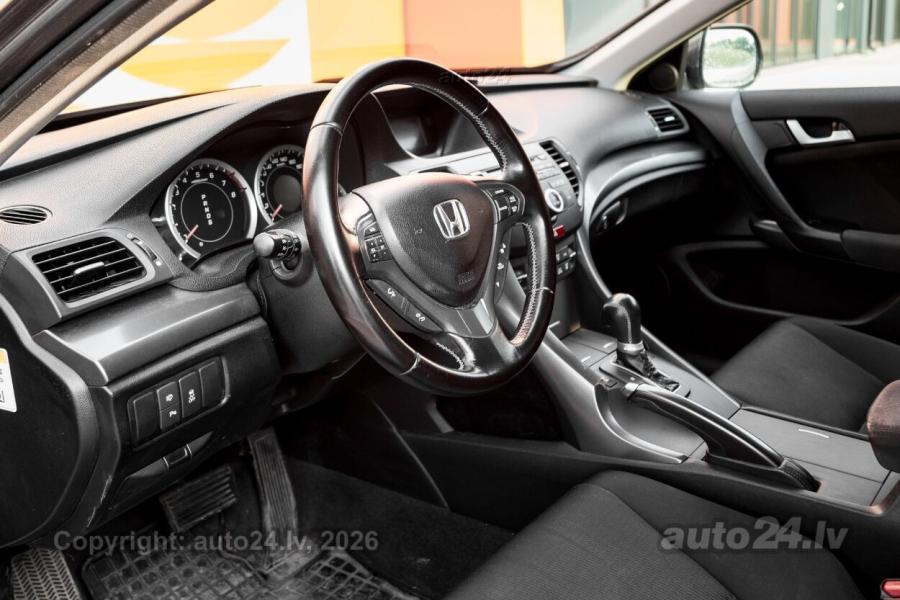 Grey Honda Accord 2013 in Viljandi, with an engine capacity of 2.00 L and mileage of 240 thousand km for 6000 €, photo 8 on AUTOMOTO.COM.LV