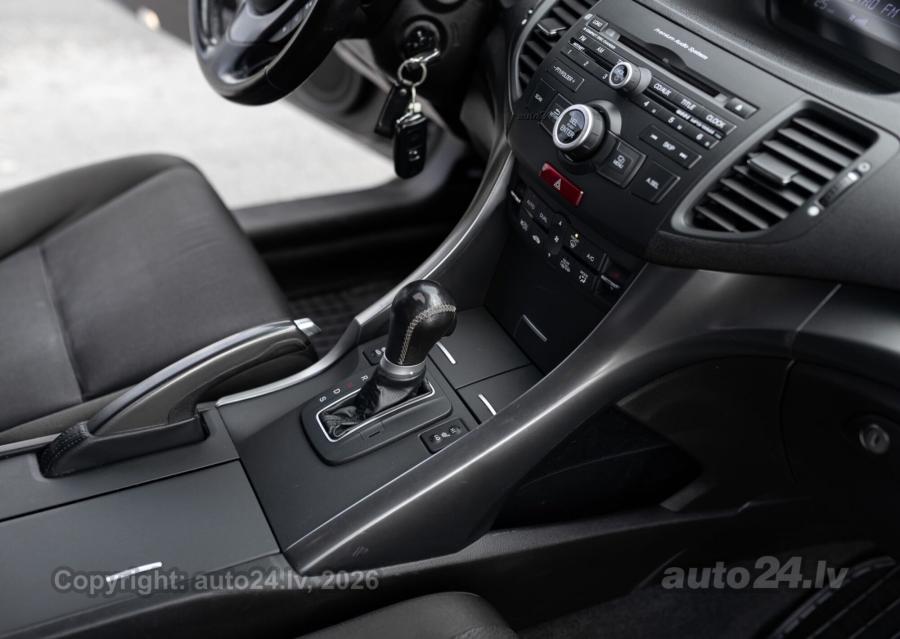 Grey Honda Accord 2013 in Tallinn, with an engine capacity of 2.00 L and mileage of 241 thousand km for 4790 €, photo 12 on AUTOMOTO.COM.LV