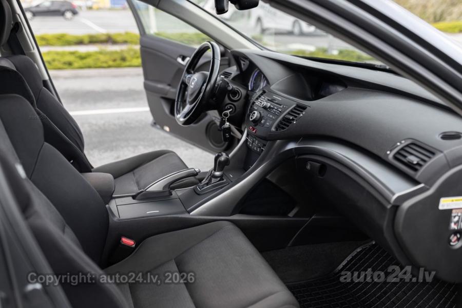 Grey Honda Accord 2013 in Tallinn, with an engine capacity of 2.00 L and mileage of 241 thousand km for 4790 €, photo 13 on AUTOMOTO.COM.LV