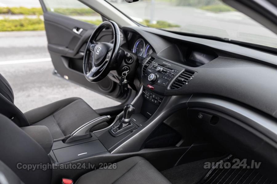 Grey Honda Accord 2013 in Tallinn, with an engine capacity of 2.00 L and mileage of 241 thousand km for 4790 €, photo 26 on AUTOMOTO.COM.LV