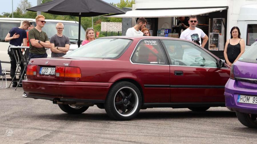 Red Honda Accord 1992 in Visaginas, with an engine capacity of 2.20 L and mileage of 300 thousand km for 3000 €, photo 3 on AUTOMOTO.COM.LV