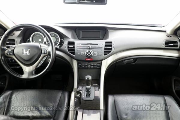 Red Honda Accord 2010 in Tallinn, with an engine capacity of 2.40 L and mileage of 249 thousand km for 2999 €, photo 5 on AUTOMOTO.COM.LV