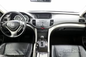 Red Honda Accord 2010 in Tallinn, with an engine capacity of 2.40 L and mileage of 249 thousand km for 2999 €, photo 6 on AUTOMOTO.COM.LV