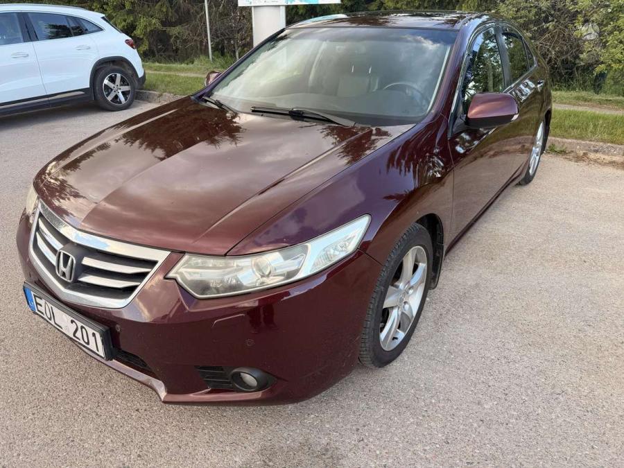 Red Honda Accord 2011 in Panevezys, with an engine capacity of 2.35 L and mileage of 305 thousand km for 4300 €, photo 1 on AUTOMOTO.COM.LV