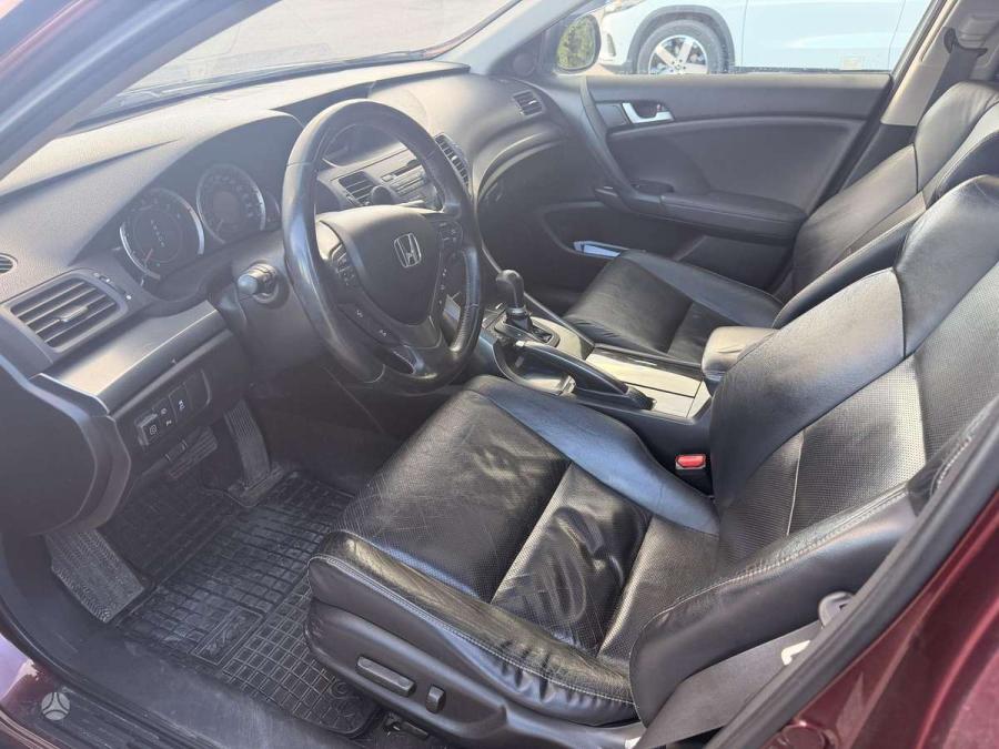 Red Honda Accord 2011 in Panevezys, with an engine capacity of 2.35 L and mileage of 305 thousand km for 4300 €, photo 4 on AUTOMOTO.COM.LV
