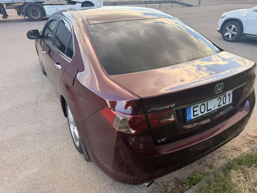 Red Honda Accord 2011 in Panevezys, with an engine capacity of 2.35 L and mileage of 305 thousand km for 4300 €, photo 5 on AUTOMOTO.COM.LV