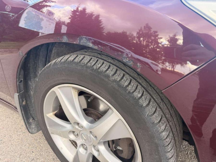 Red Honda Accord 2011 in Panevezys, with an engine capacity of 2.35 L and mileage of 305 thousand km for 4300 €, photo 6 on AUTOMOTO.COM.LV