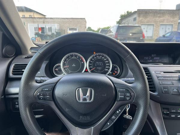 Red Honda Accord 2012 in Narva, with an engine capacity of 2.00 L and mileage of 354 thousand km for 2999 €, photo 9 on AUTOMOTO.COM.LV