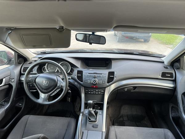 Red Honda Accord 2012 in Narva, with an engine capacity of 2.00 L and mileage of 354 thousand km for 2999 €, photo 10 on AUTOMOTO.COM.LV