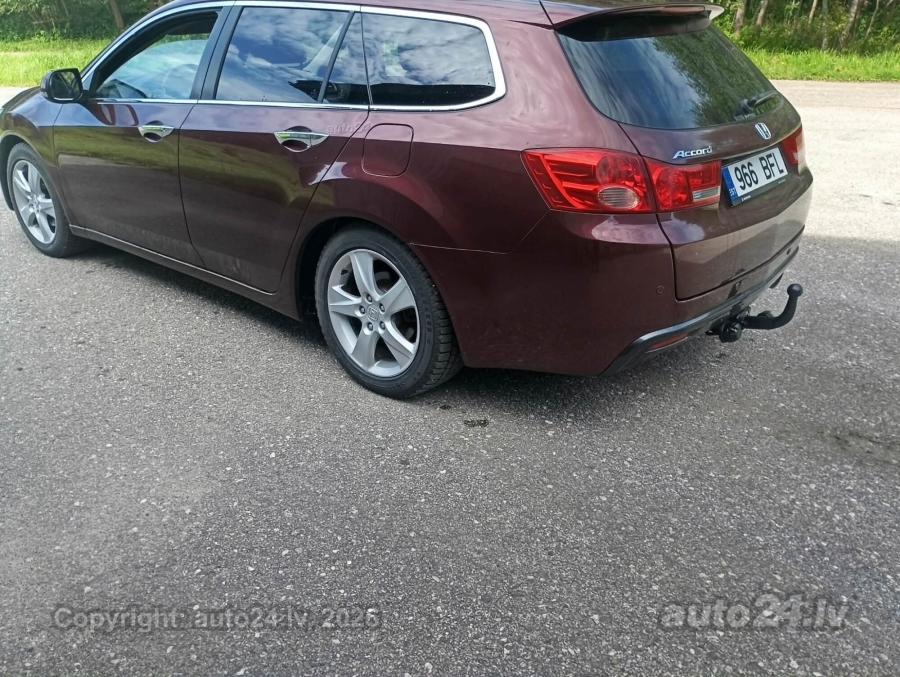 Sarkans Honda Accord 2011 Pērnava, ar dzinēja tilpumu 2.00 L un nobraukumu 250 tūkst. km par 4400 €, foto 4 vietnē AUTOMOTO.COM.LV
